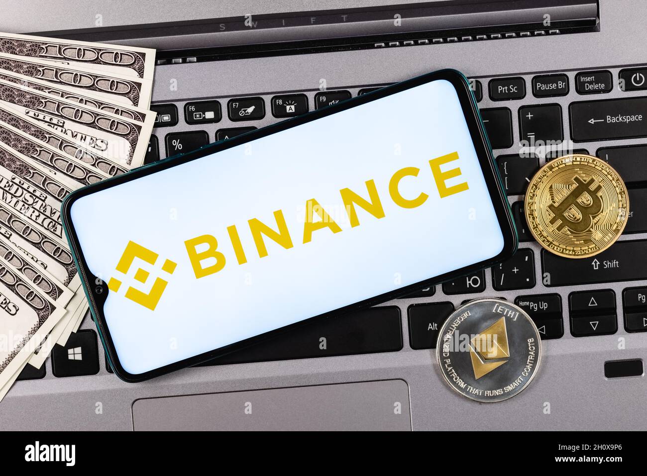 Binance logo hi-res stock photography and images - Alamy