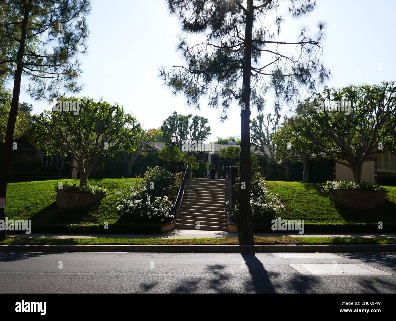 Former house 925 n alpine drive hi-res stock photography and images - Alamy