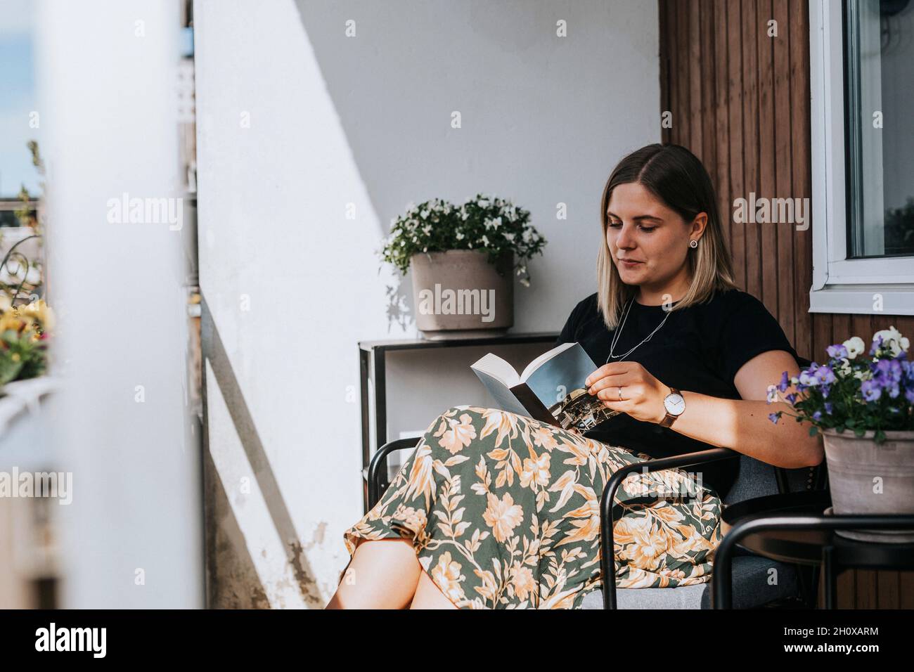 Girl reading book on balcony hi-res stock photography and images - Alamy