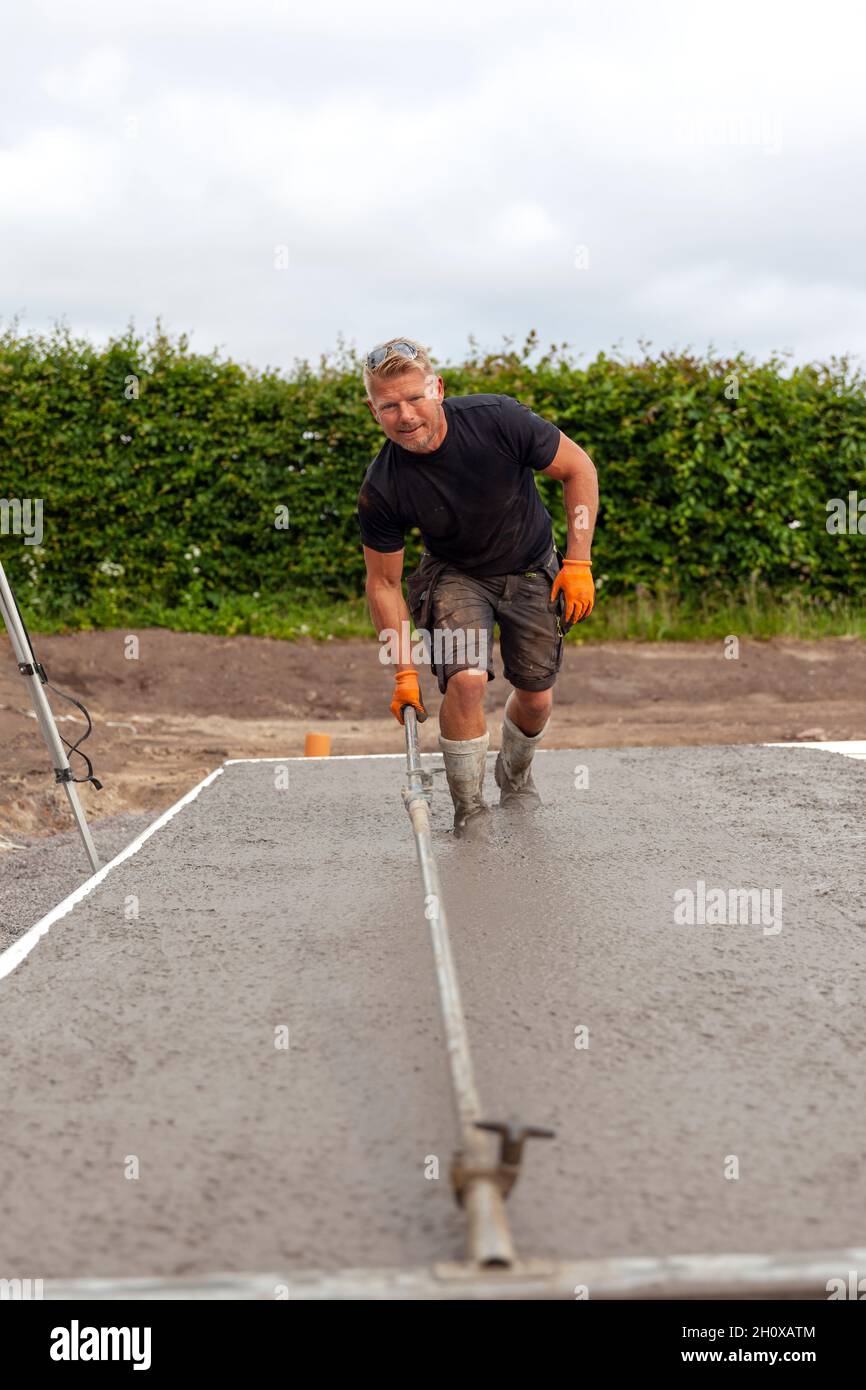 Worker foundations hi-res stock photography and images - Alamy