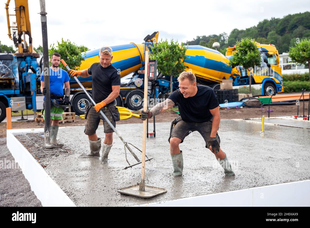Construction workers standing foundation hi-res stock photography and ...