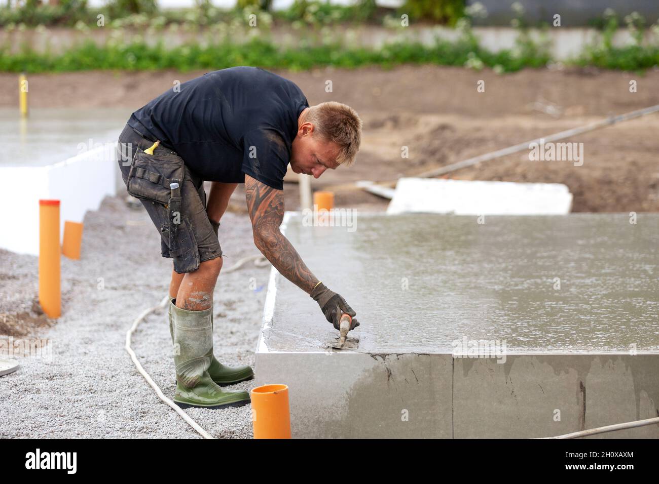 Worker preparing foundations Stock Photo - Alamy