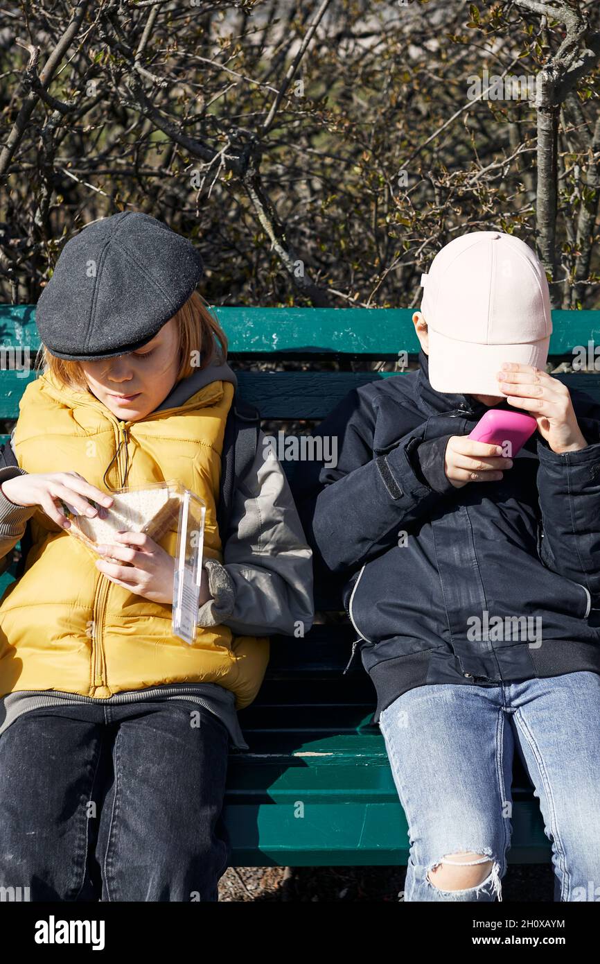 School children sitting on bench hi-res stock photography and images ...