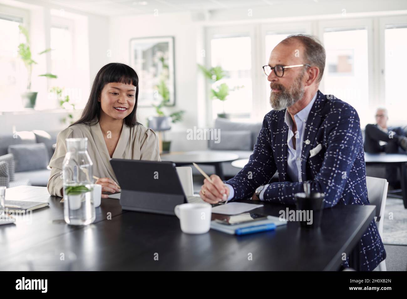 Office conversation diversity hi-res stock photography and images - Alamy