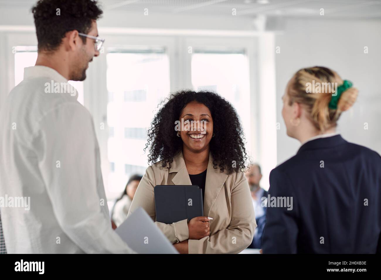 Office conversation diversity hi-res stock photography and images - Alamy