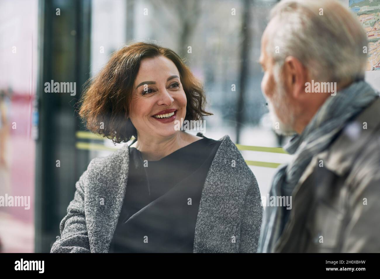Mature couple talking bus hi-res stock photography and images - Alamy