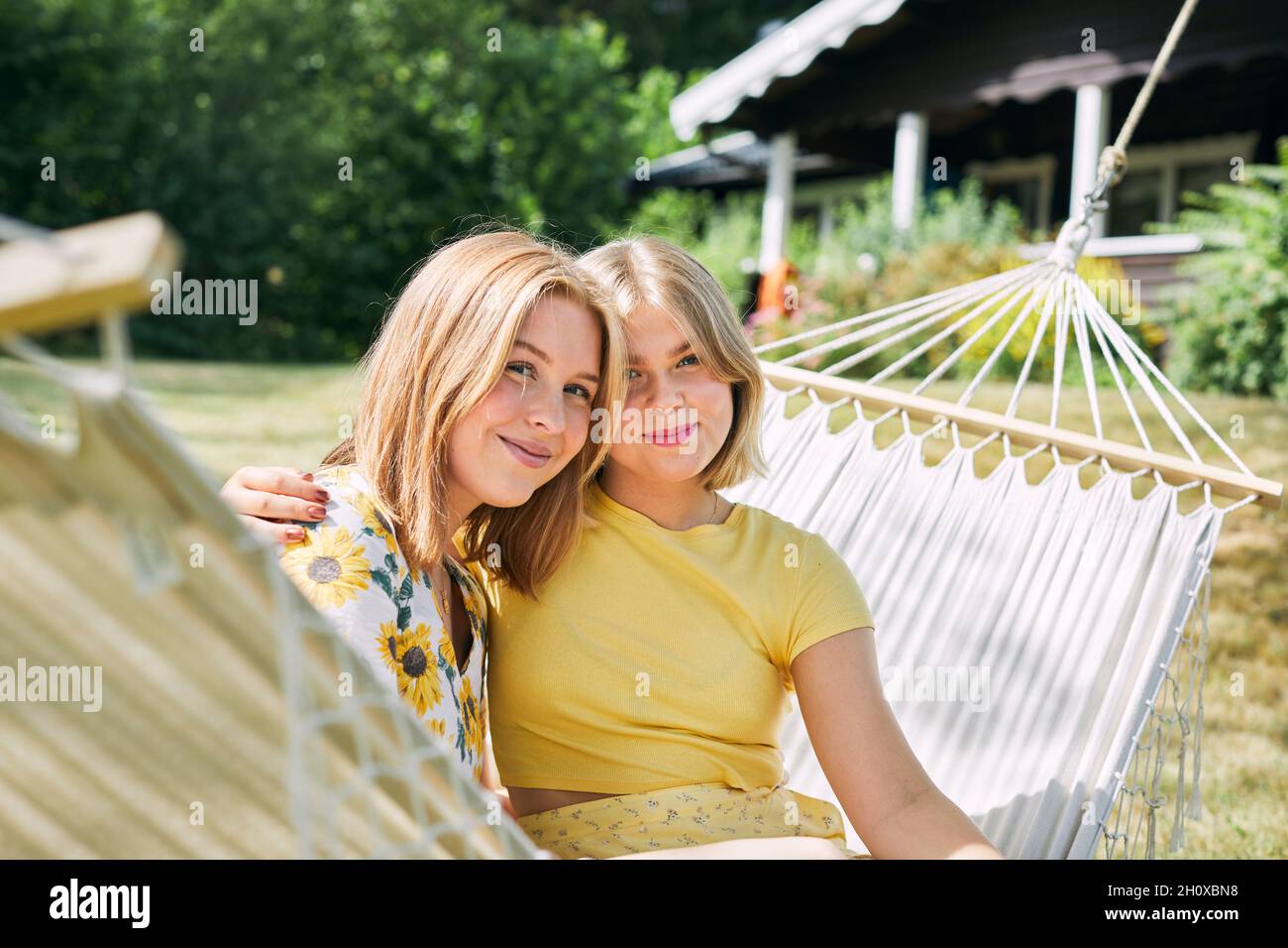 Mother teenage daughter sitting on hi-res stock photography and images - Alamy