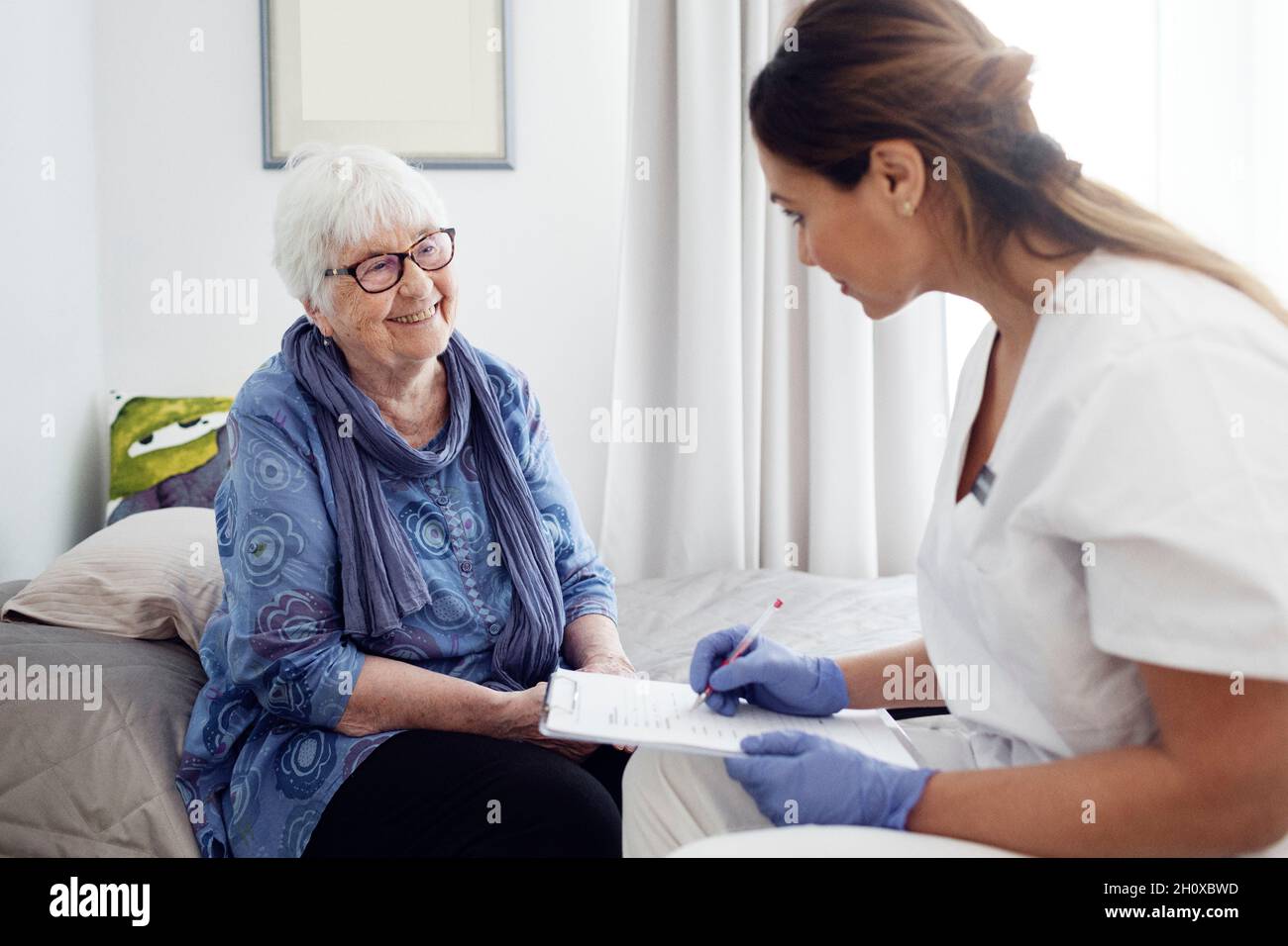 Nurse check up senior woman home hi-res stock photography and images ...