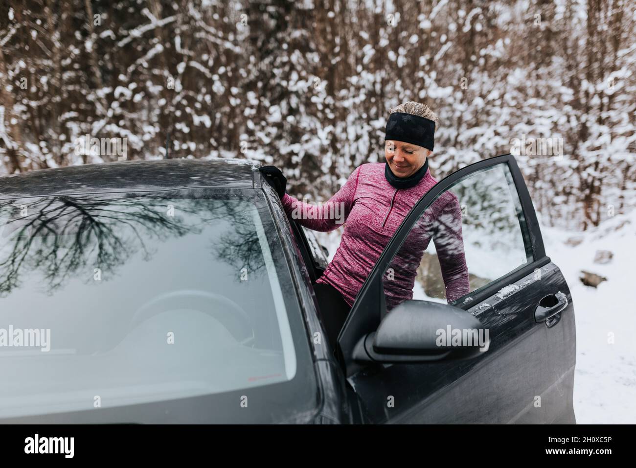 Woman entering car Stock Photo - Alamy