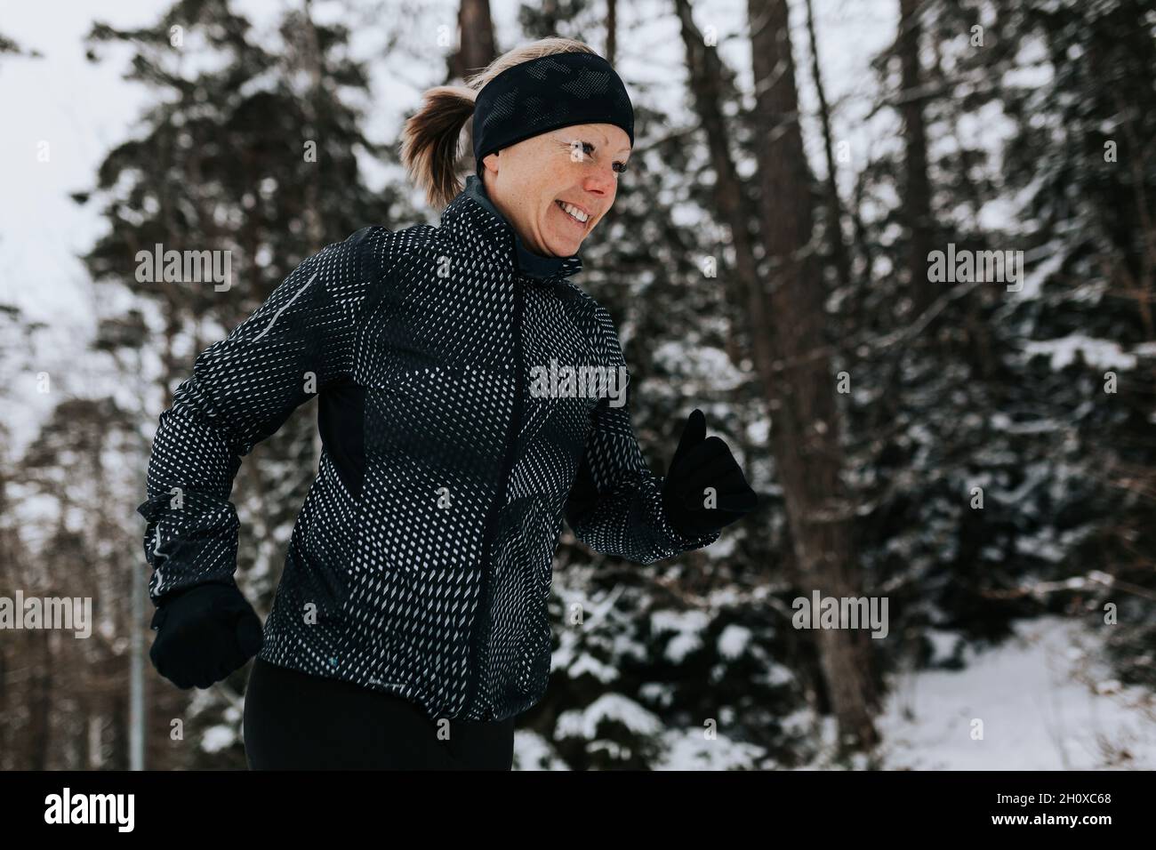 Woman jogging at winter Stock Photo - Alamy
