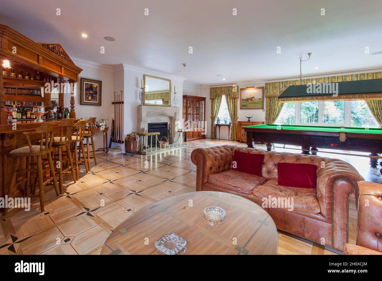 Interior games room snooker table hi-res stock photography and images ...