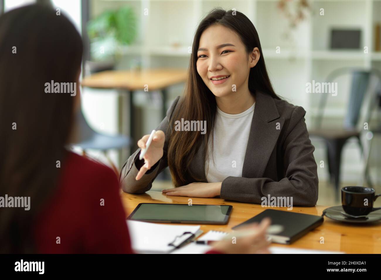 Female business partner hi-res stock photography and images - Alamy