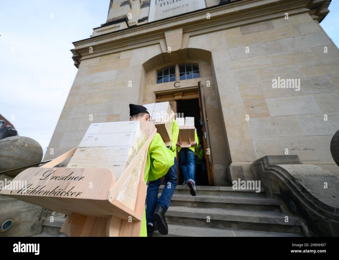 Dresden, Germany. 15th Oct, 2021. Employees of a Dresden bakery carry ...