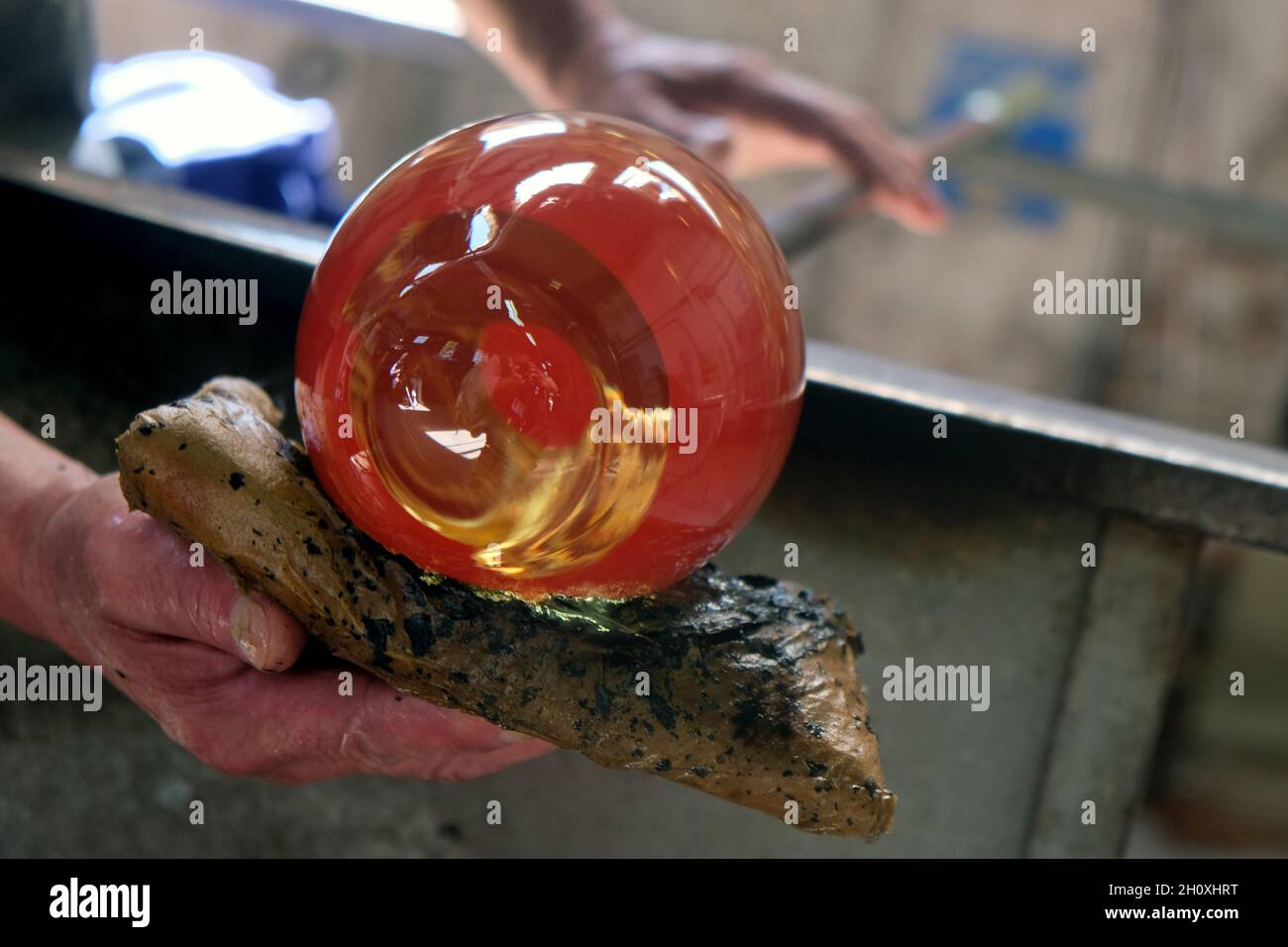 Worker working in glass hi-res stock photography and images - Alamy