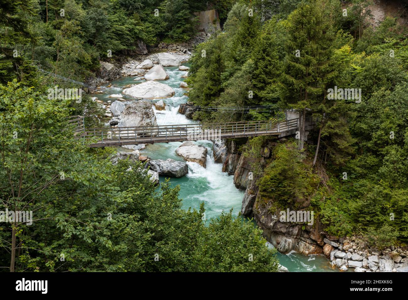 Rope bridge over rocks hi-res stock photography and images - Alamy
