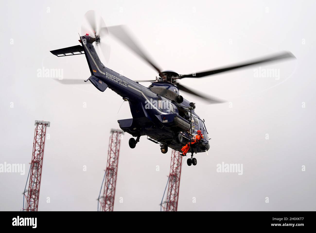 Hamburg, Germany. 15th Oct, 2021. A helicopter of the German Federal ...