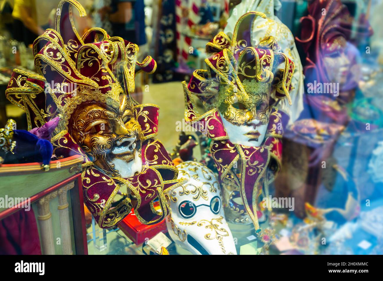 Traditional venician masks on shelves in shop in Venice Stock Photo - Alamy