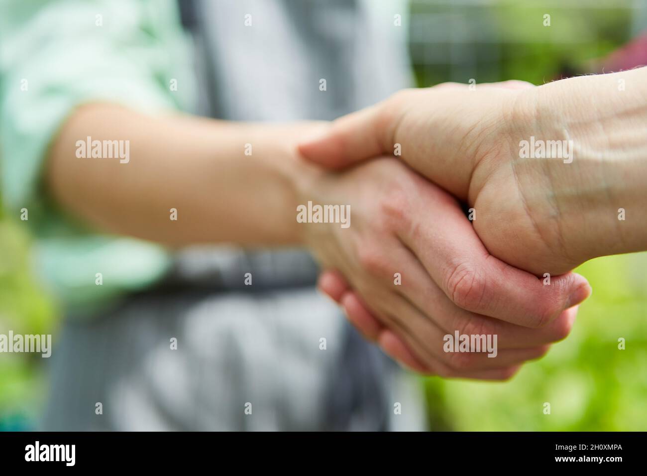 Climate agreement shake hands hi-res stock photography and images - Alamy