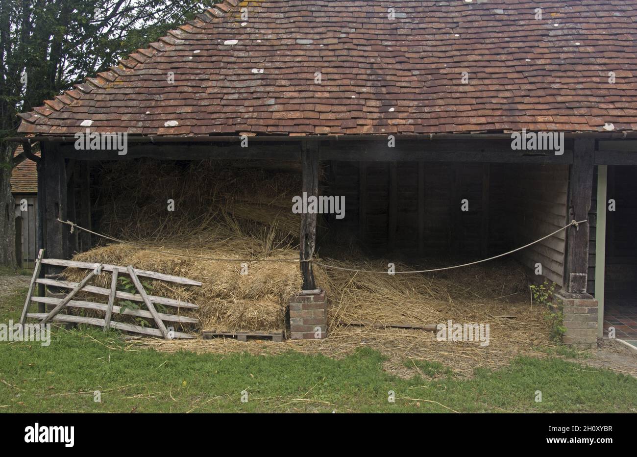 Hay storage building hi-res stock photography and images - Alamy