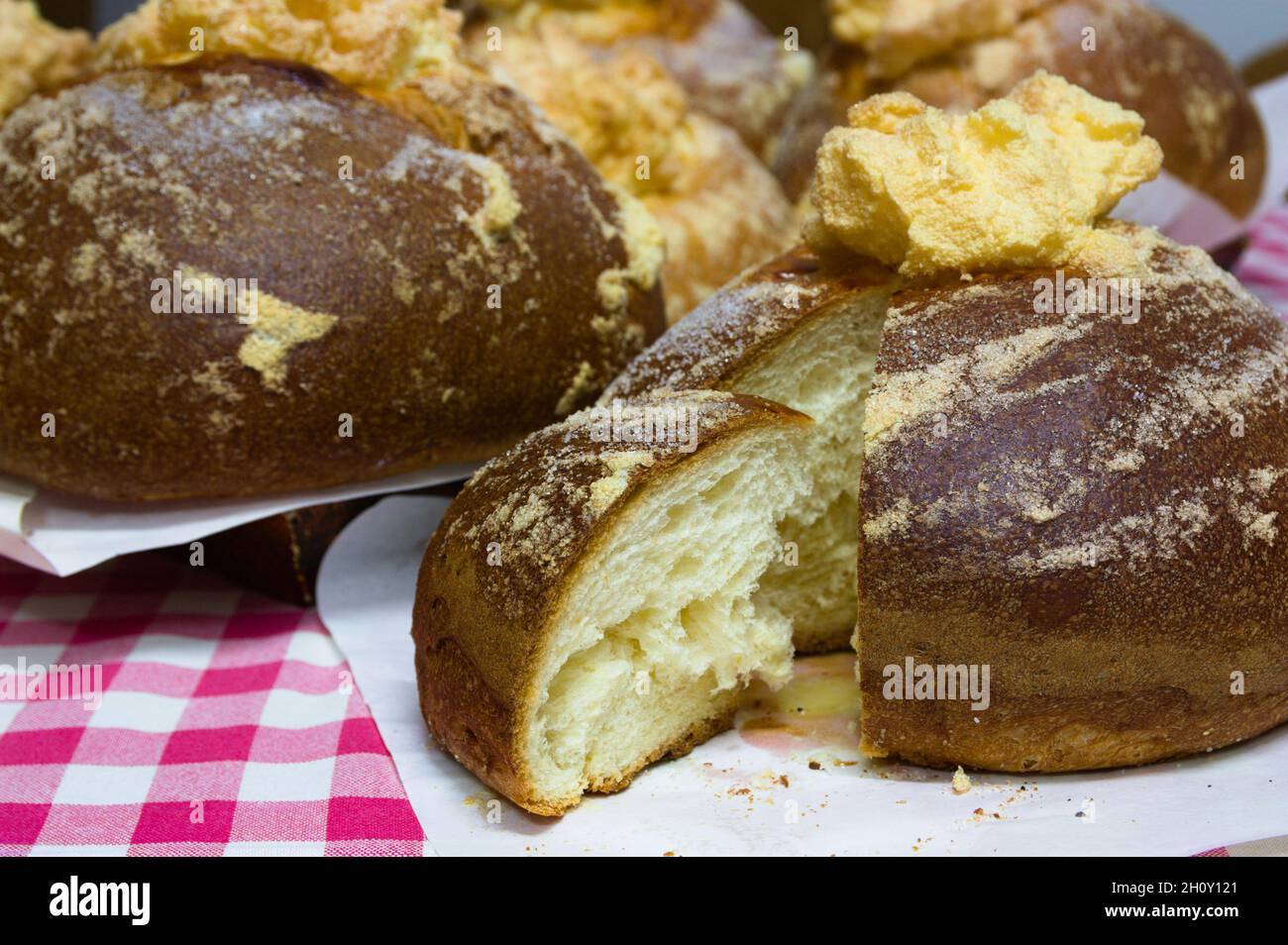 Mona traditional spanish cake hi-res stock photography and images - Alamy