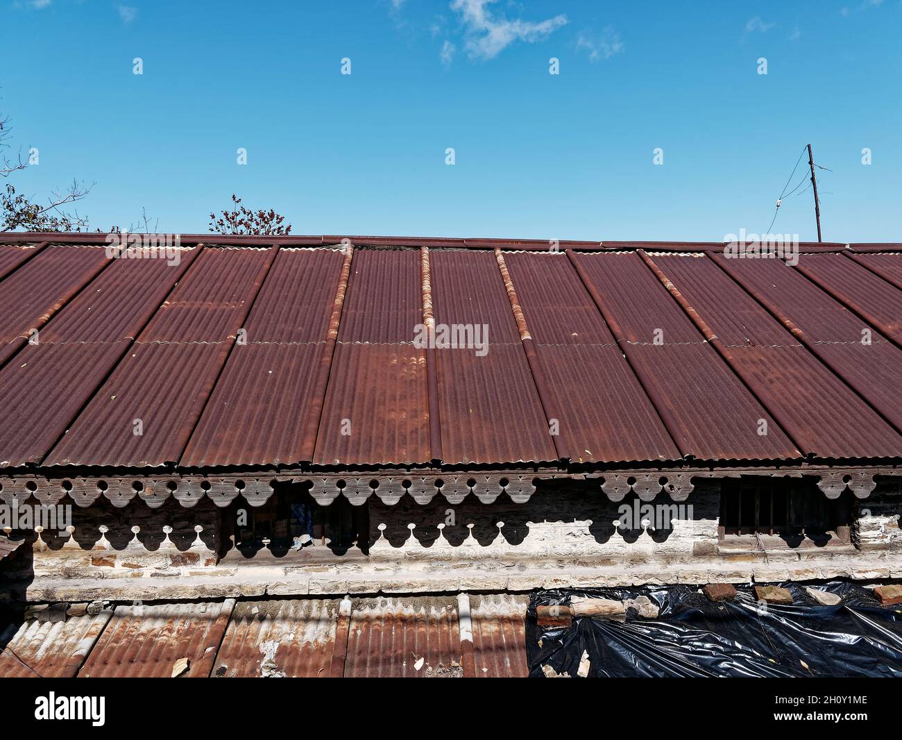 Rusty roof sheets hi-res stock photography and images - Alamy