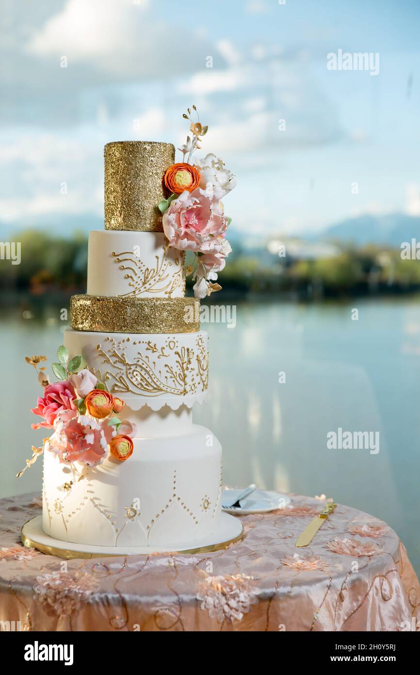 Vertical closeup of the wedding cake on the table Stock Photo - Alamy