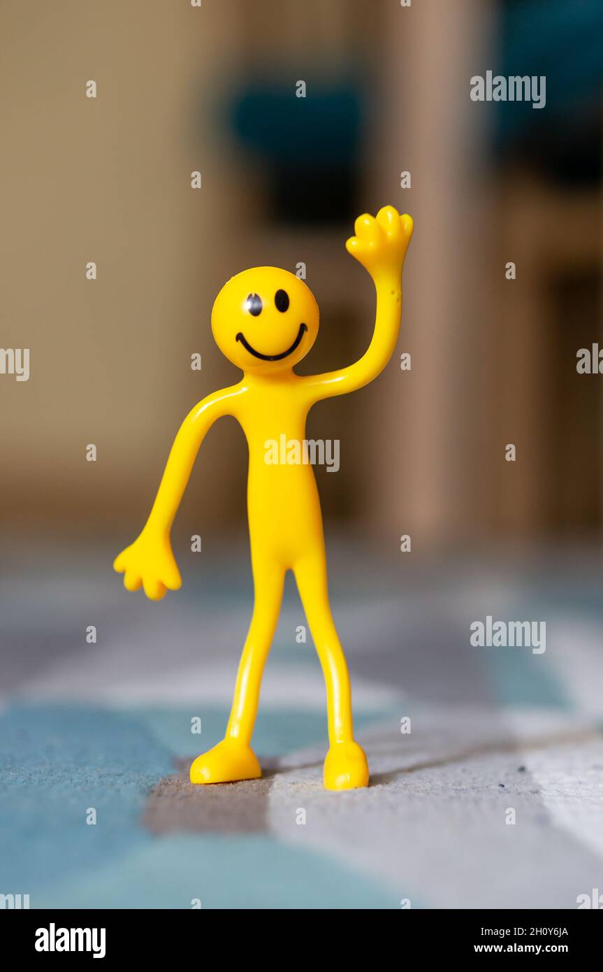 Vibrant yellow 3D plastic statue of the smiley face Stock Photo - Alamy