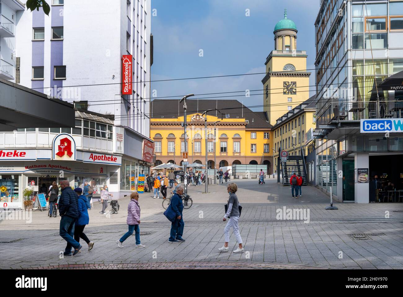 Deutschland, Nordrhein-Westfalen, Witten, Blick von der Bahnhofstrasse ...