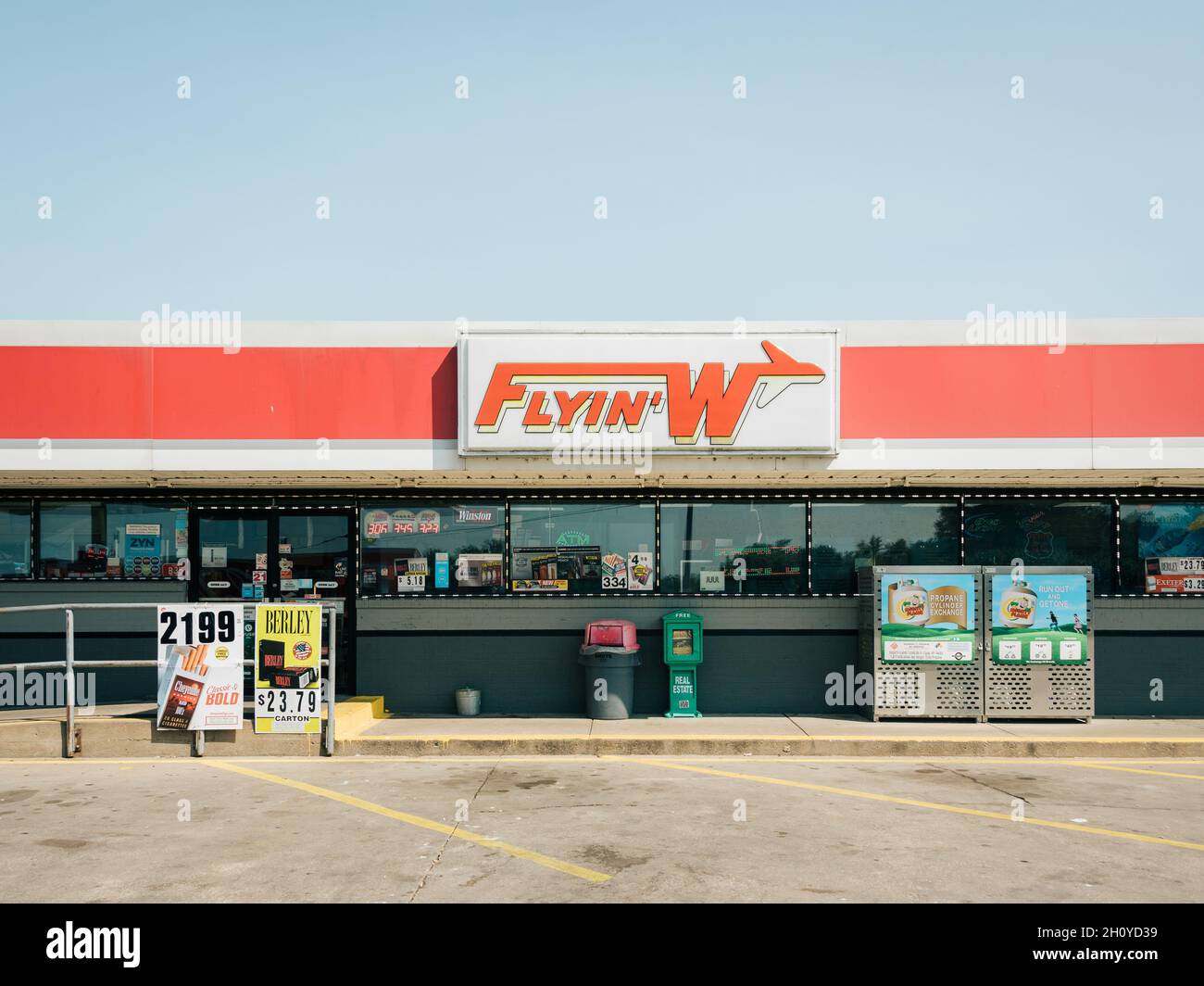 Flyin W gas station sign, on Route 66 in Carthage, Missouri Stock Photo ...