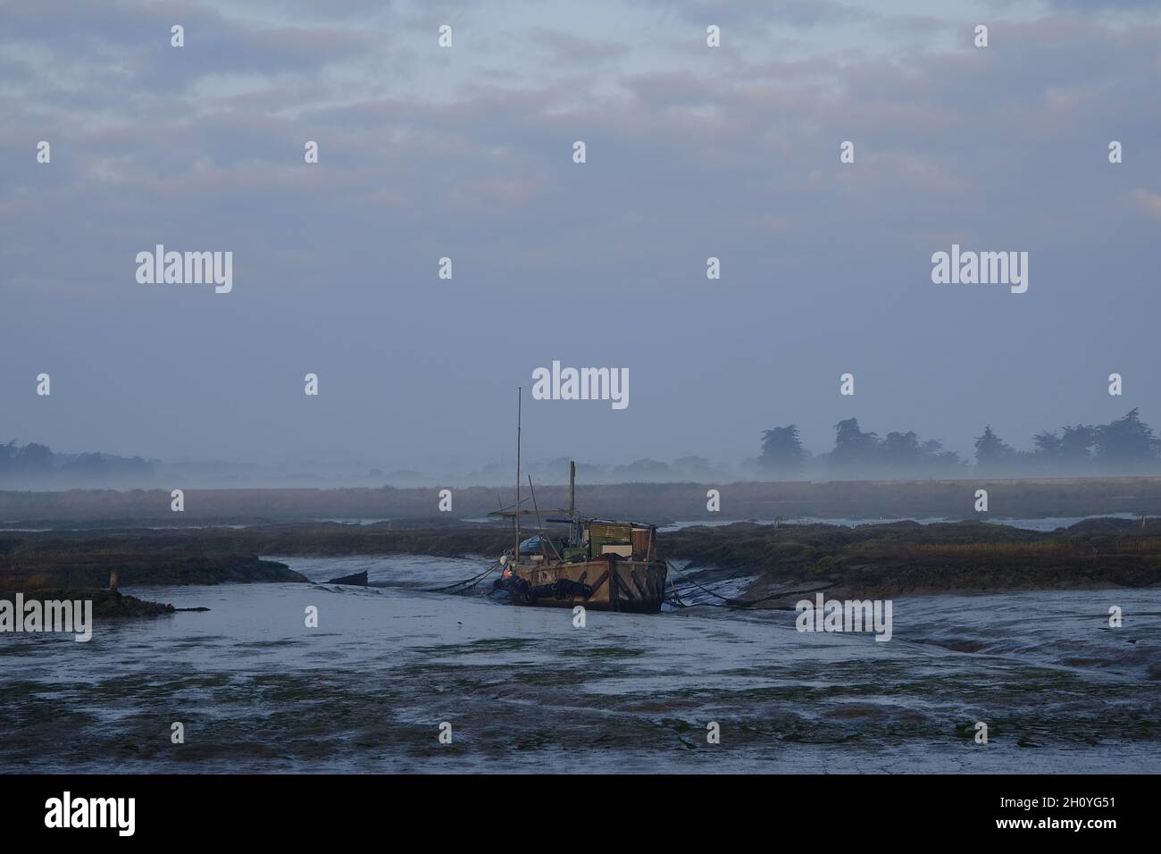 Boats at low tide Stock Photo - Alamy
