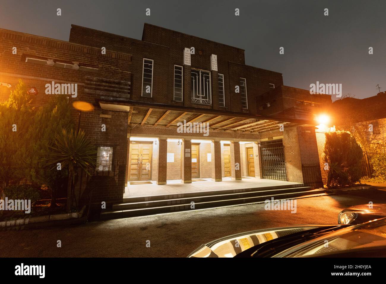 Hendon United Synagogue, Raleigh Close, London England Stock Photo - Alamy