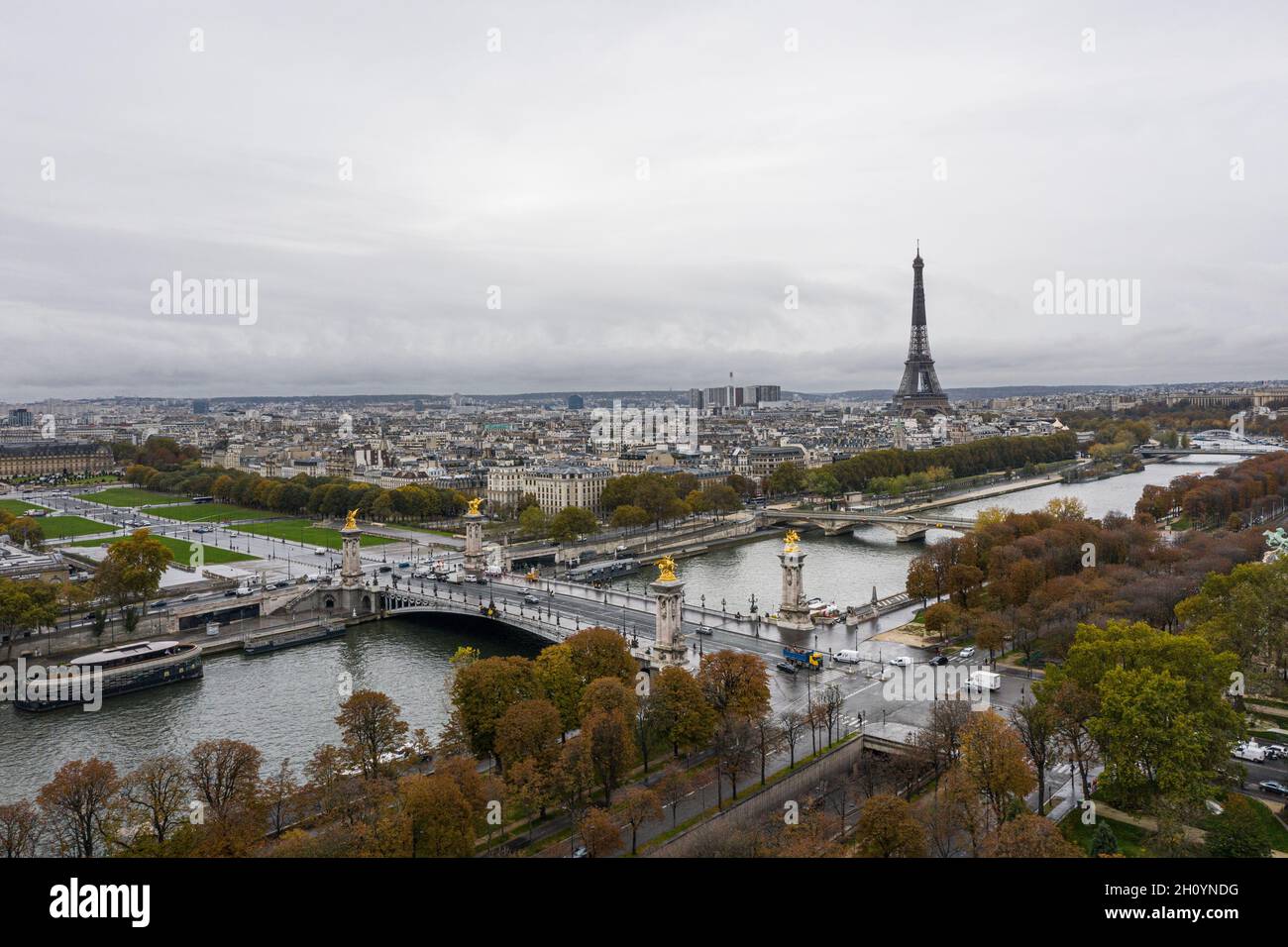 Retro eiffel tower and river seine hi-res stock photography and images ...