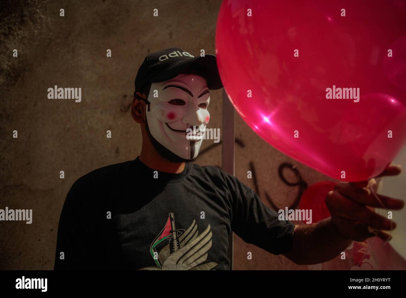 Palestinian activists release balloons bearing pictures of prisoners ...