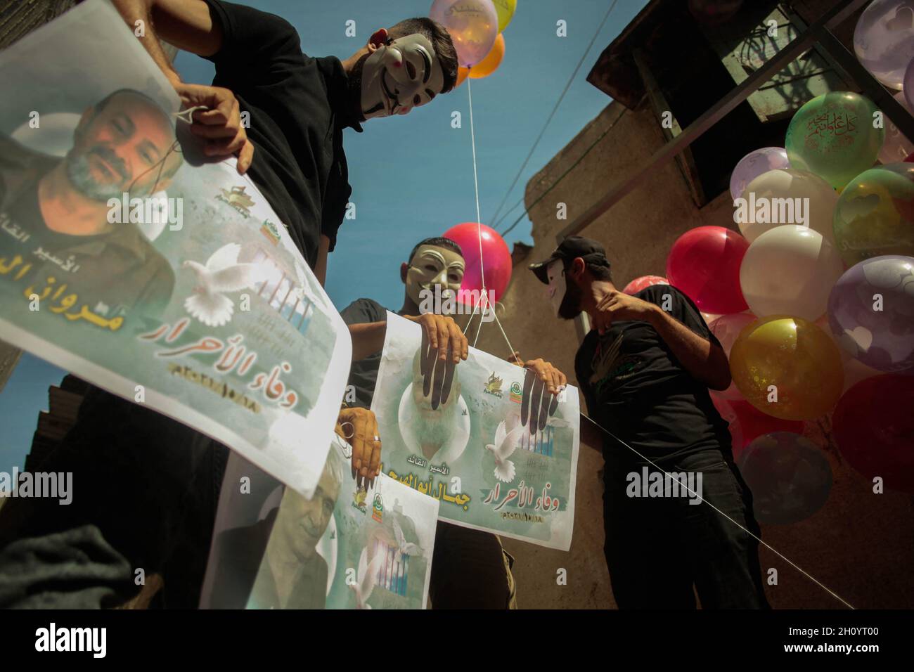 Palestinian activists release balloons bearing pictures of prisoners ...