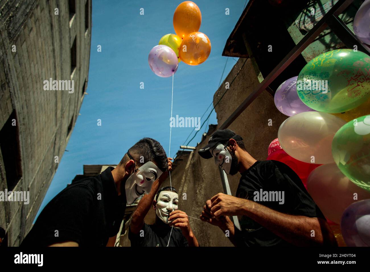 Palestinian activists release balloons bearing pictures of prisoners ...