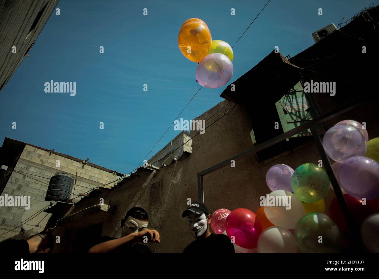 Palestinian activists release balloons bearing pictures of prisoners ...