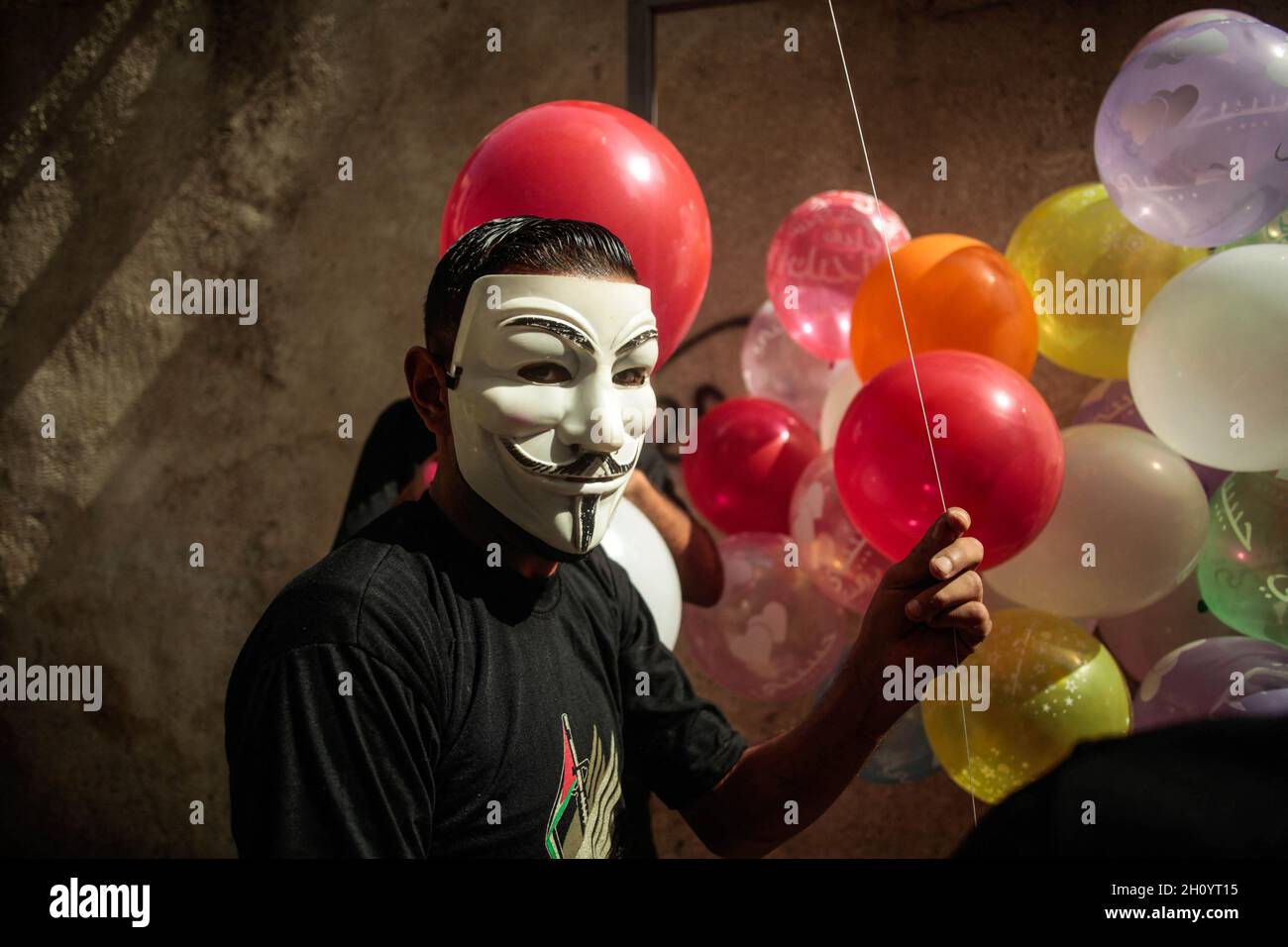 Palestinian activists release balloons bearing pictures of prisoners ...