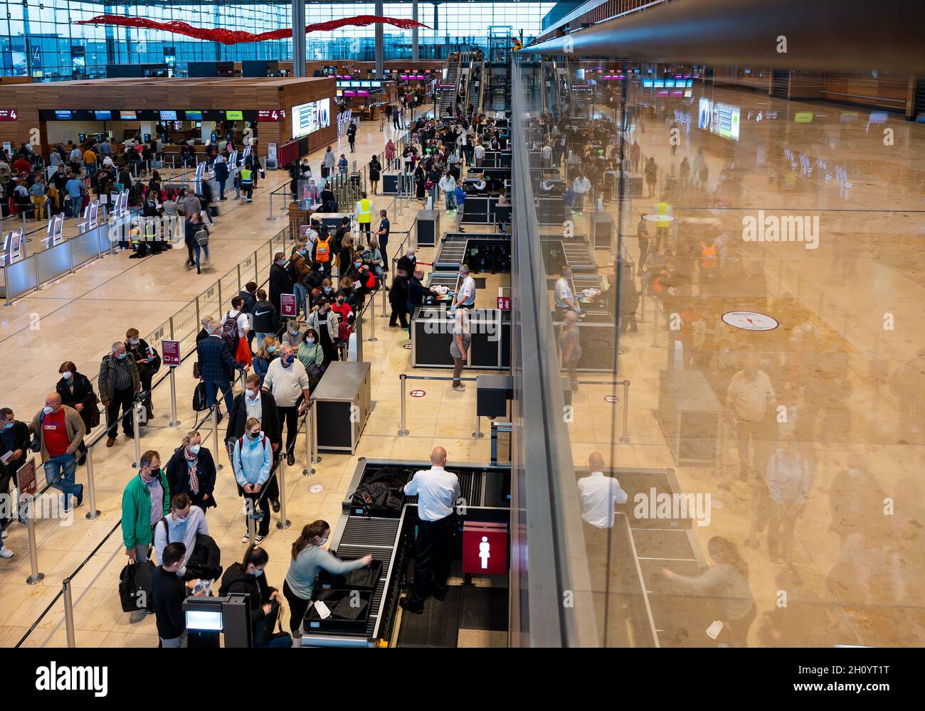 15 October 2021, Brandenburg, Schönefeld: Numerous passengers are ...