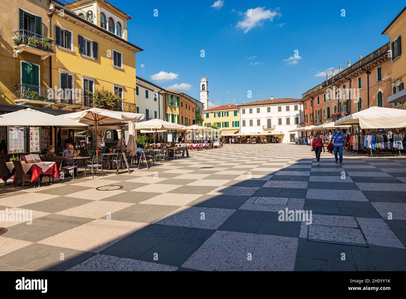 Main square in Lazise village, Piazza Vittorio Emanuele. Tourist resort ...