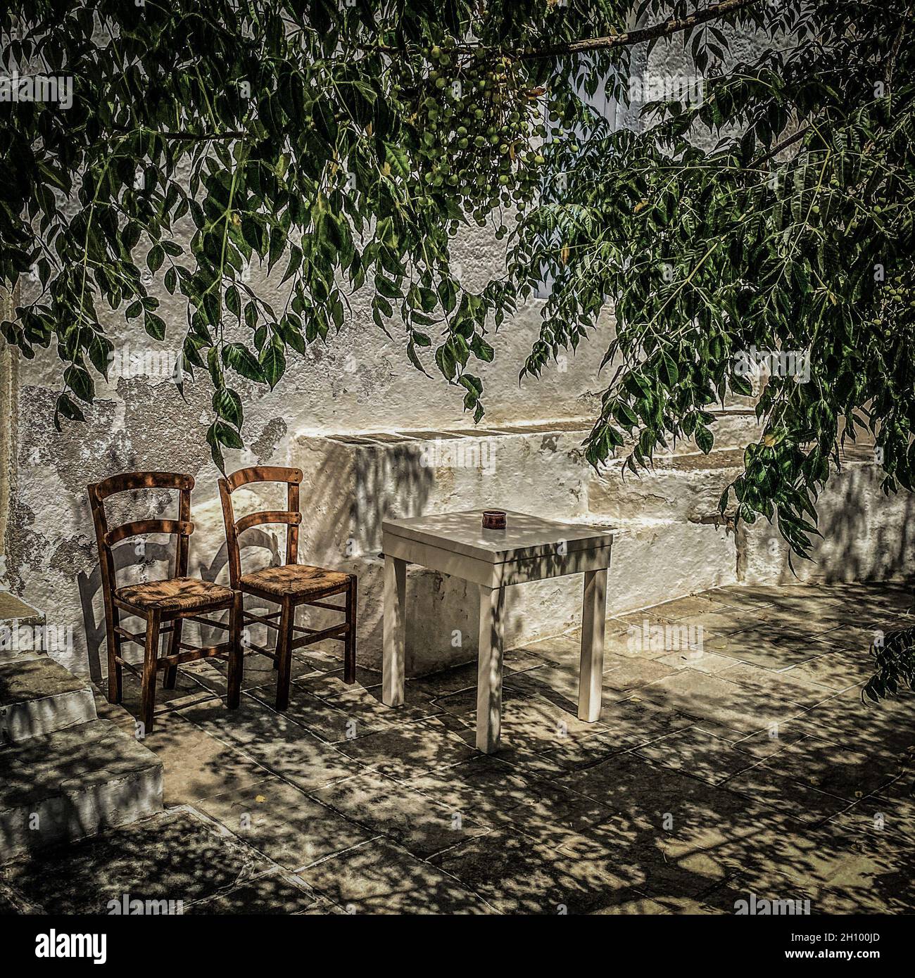 Chairs under a tree hi-res stock photography and images - Alamy