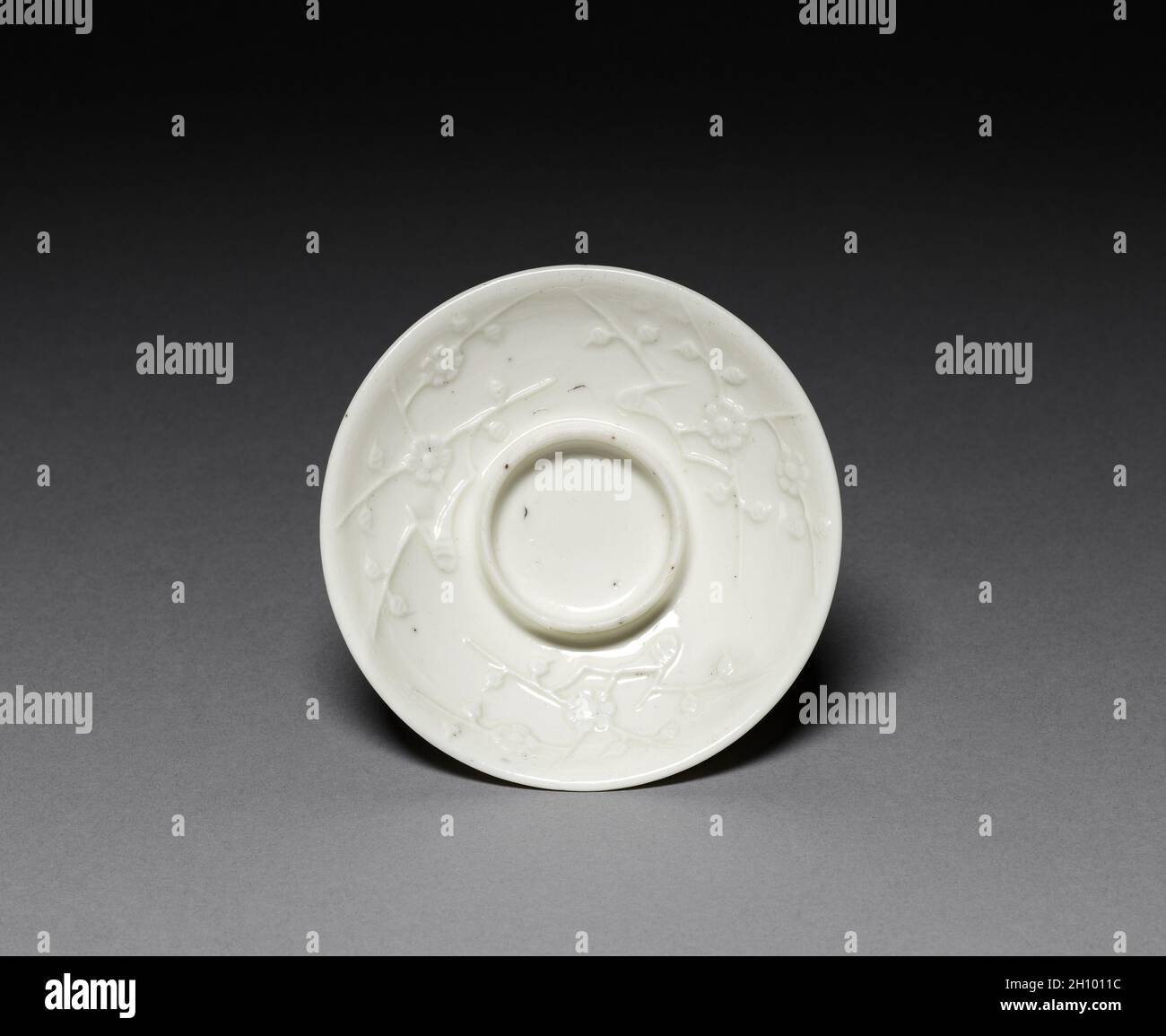 Saucer, 1775-1799. Saint Cloud Porcelain Factory (French). Soft-paste ...