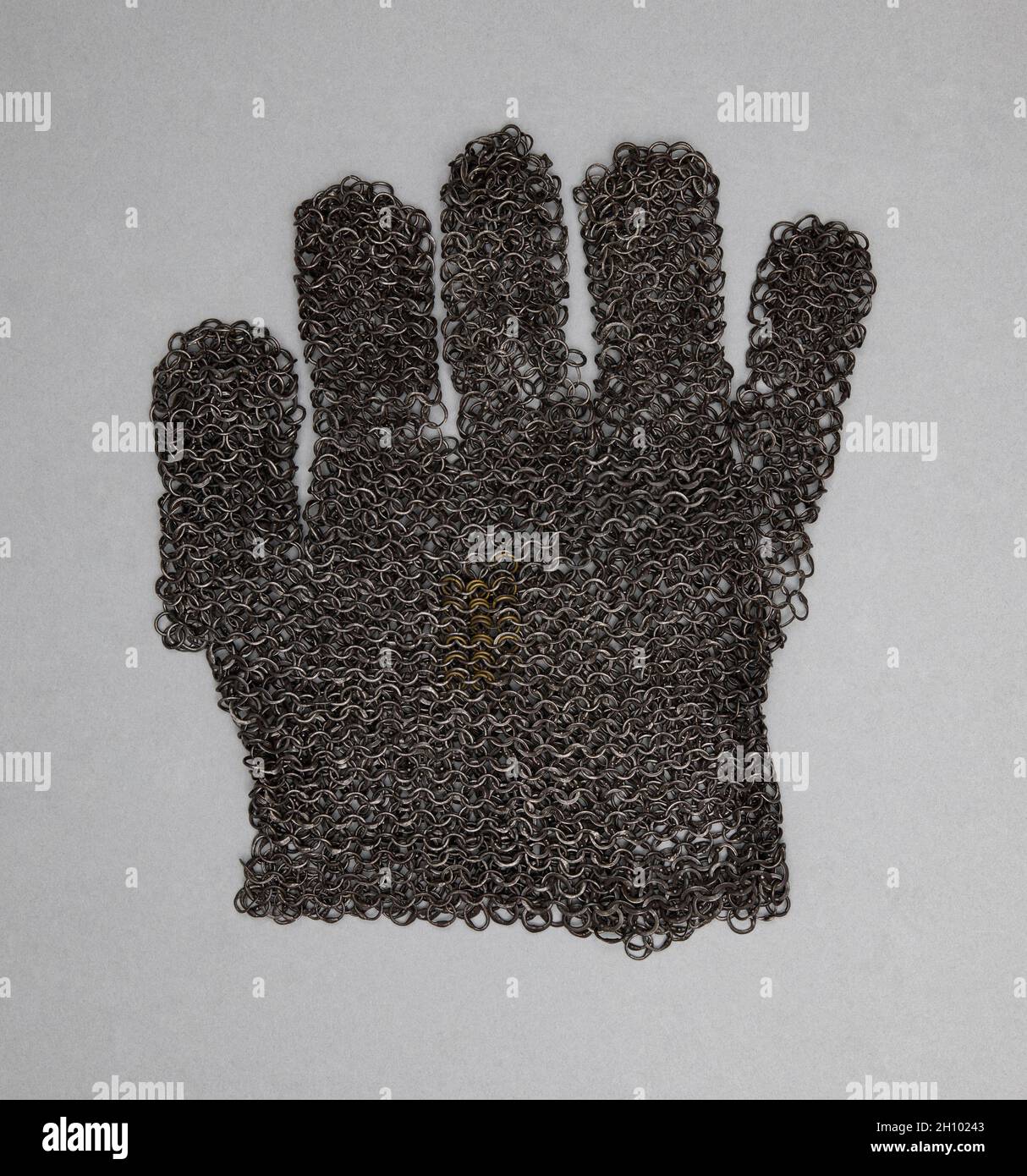 Gauntlet, 1500s. Europe, 15th century. Chain mail; overall: 21.3 cm (8 ...