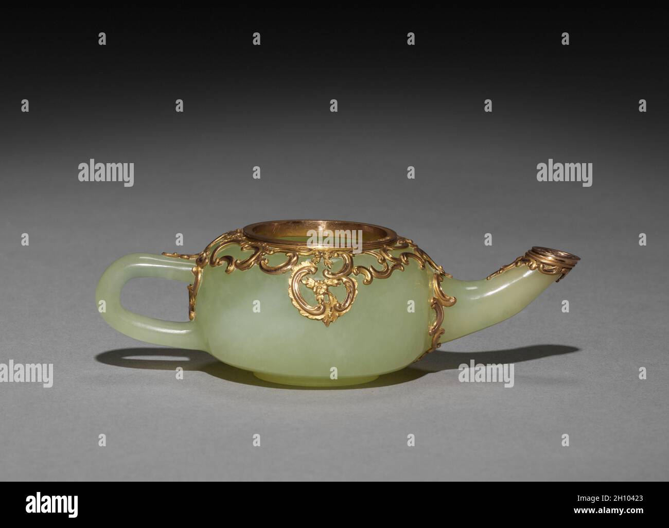 Bowenite crystal hi-res stock photography and images - Alamy