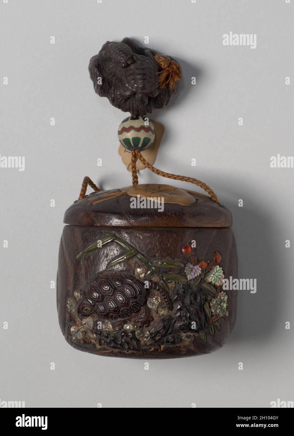 Ceramic netsuke hi-res stock photography and images - Alamy