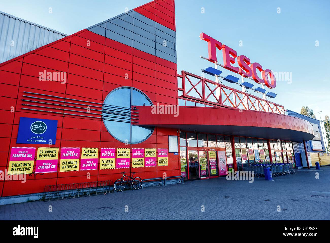 Tesco city entrance logo hi-res stock photography and images - Alamy
