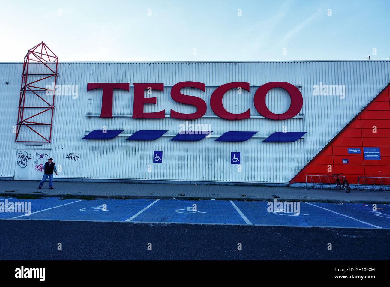 Tesco city entrance logo hi-res stock photography and images - Alamy