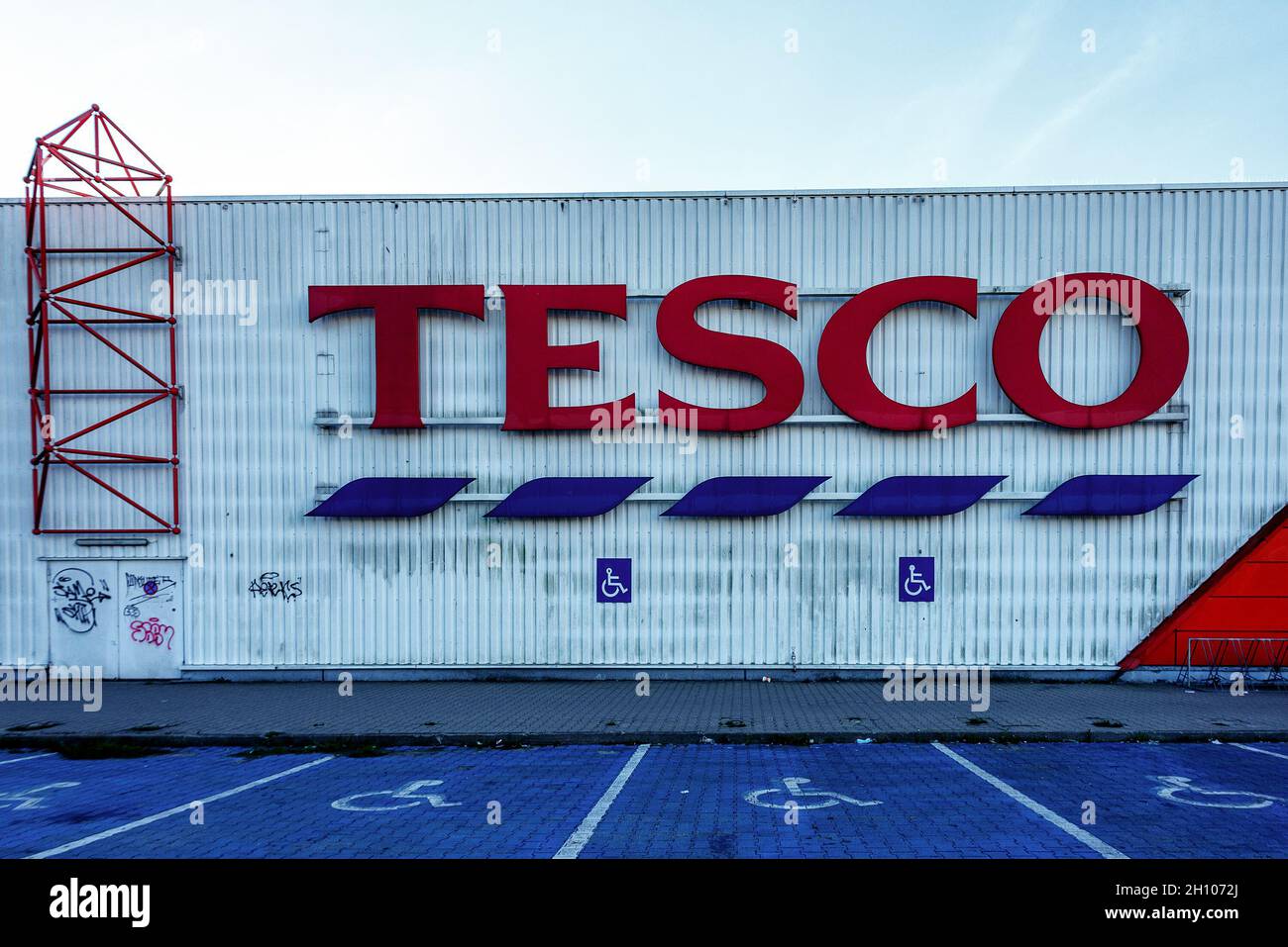 Tesco lays off 900 staff and closes online store as it wraps up ...