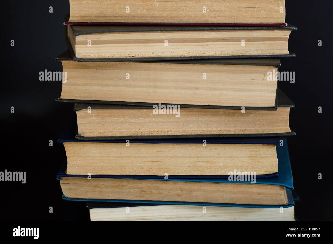 Books side view hi-res stock photography and images - Alamy