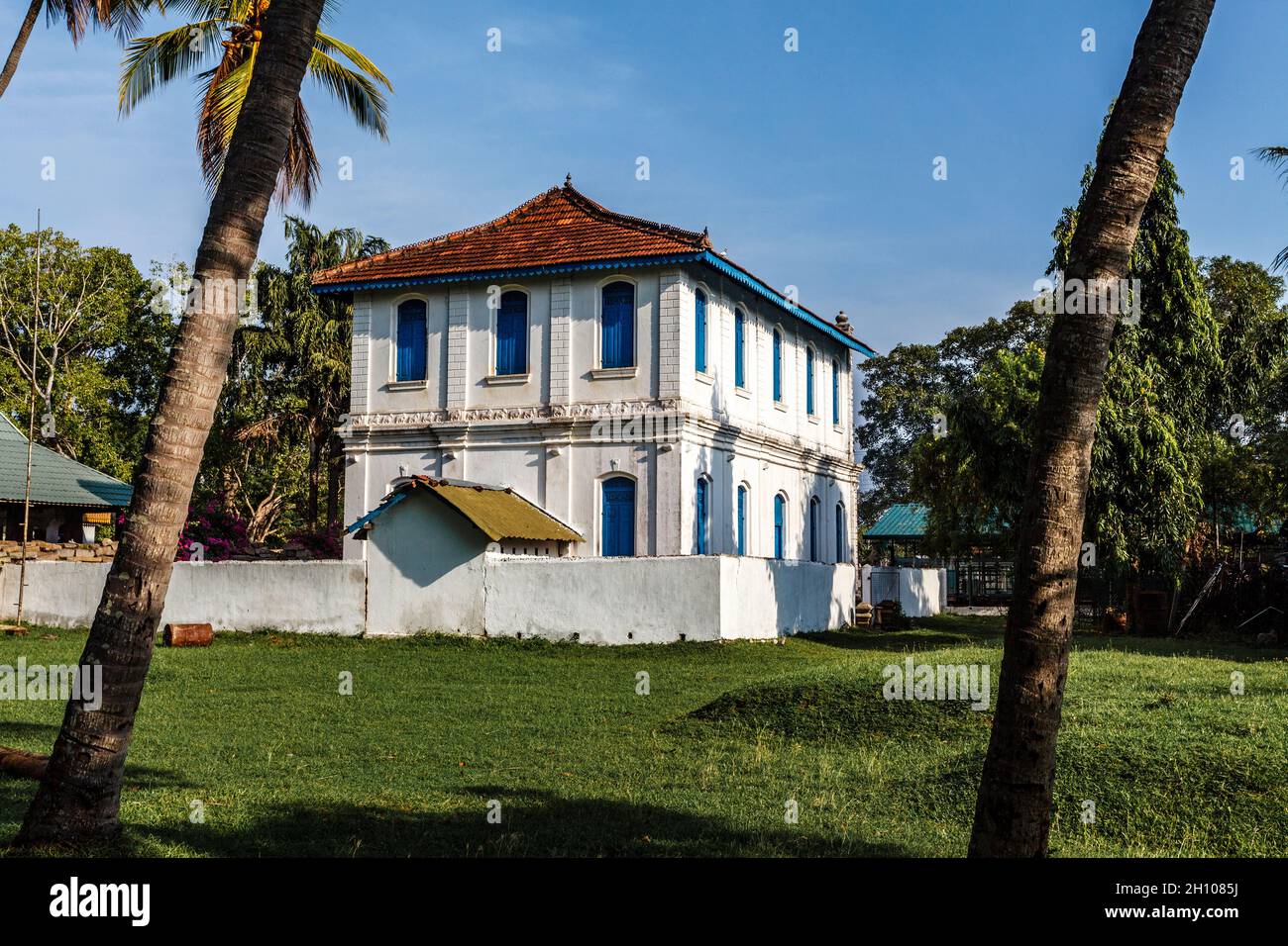 White colonial building hi-res stock photography and images - Alamy