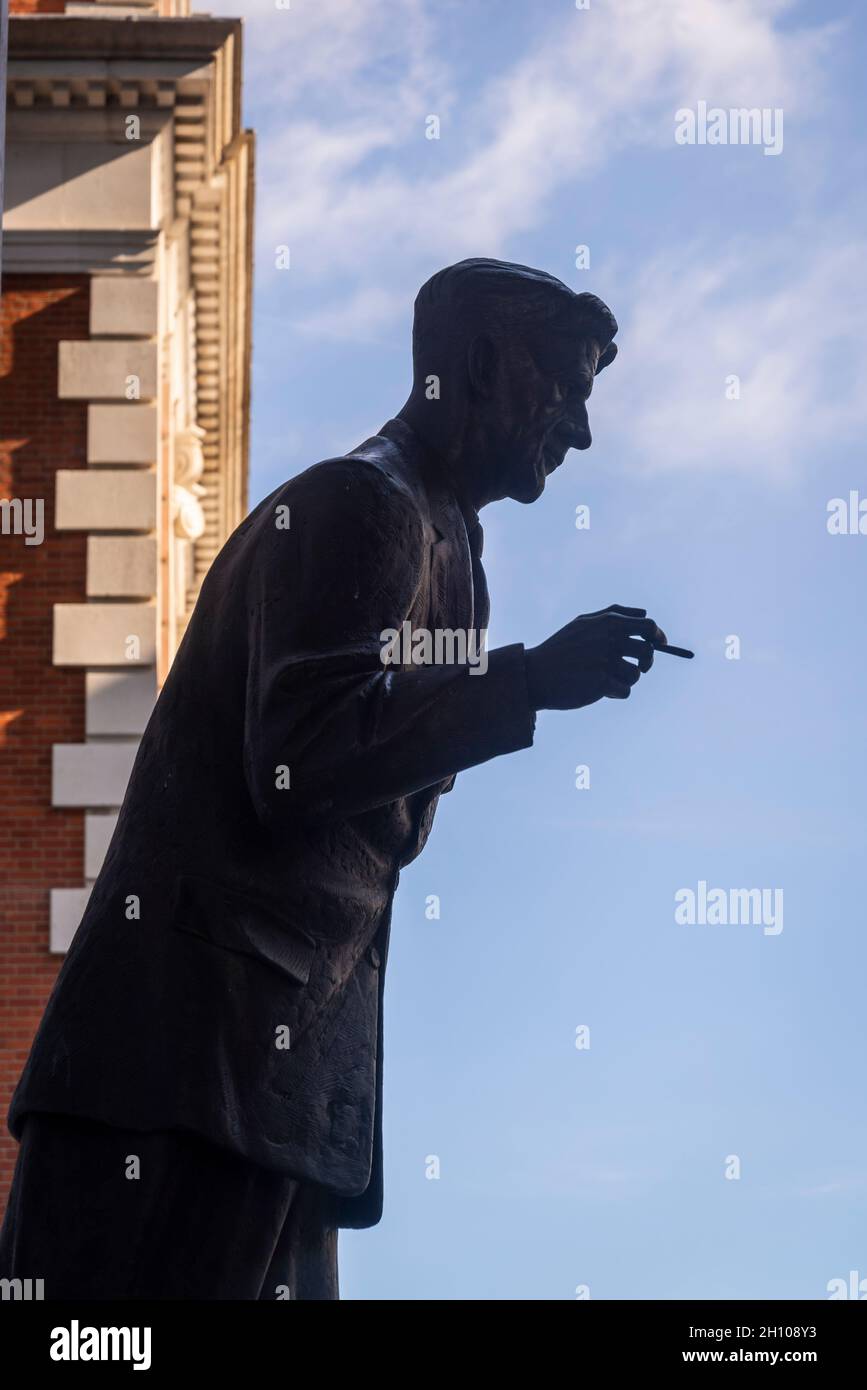 George orwell statue bbc broadcasting house hi-res stock photography ...